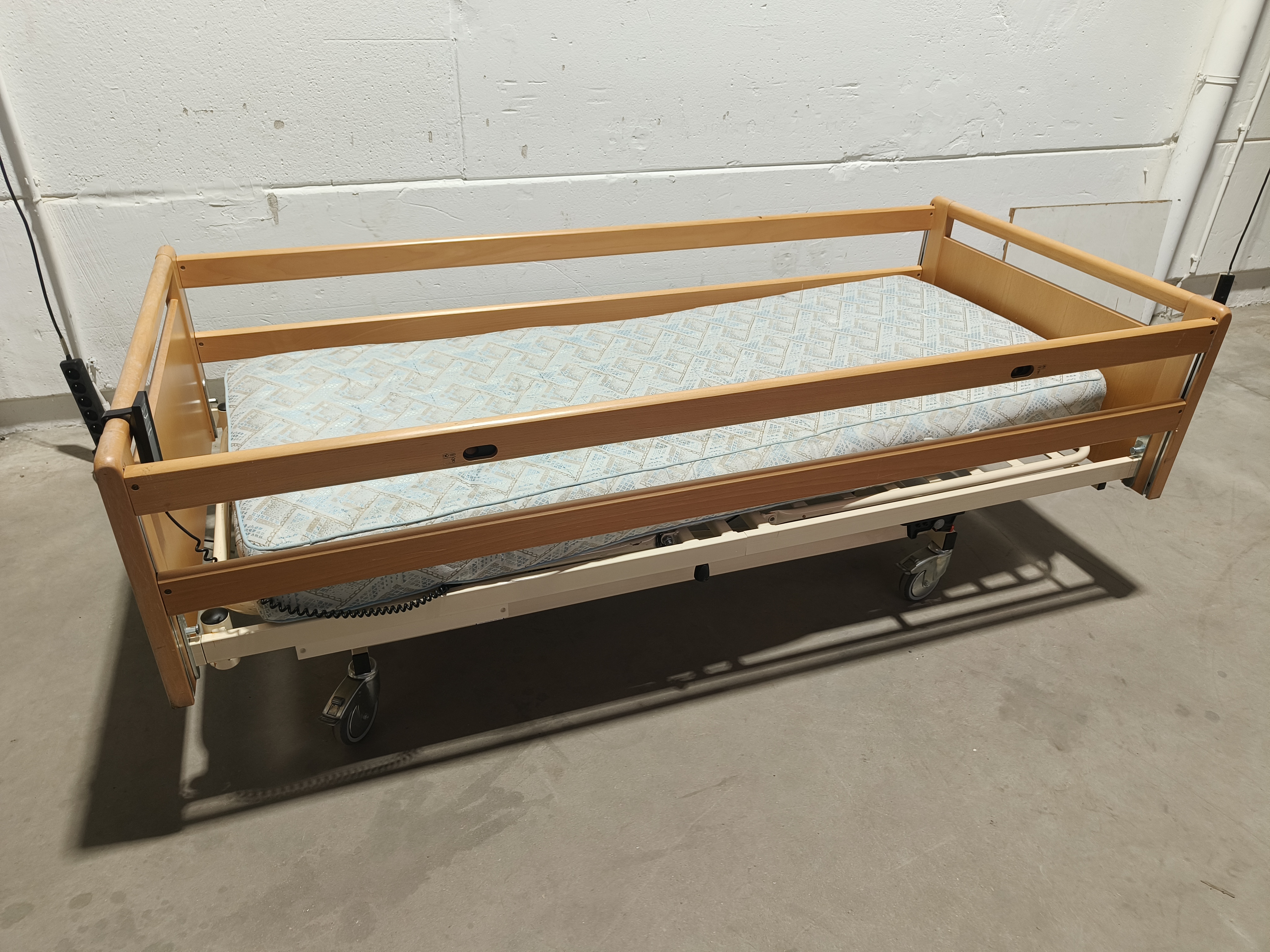 Lit d'hôpital Invacare For sale used second hand 2nd hand | Bart ...